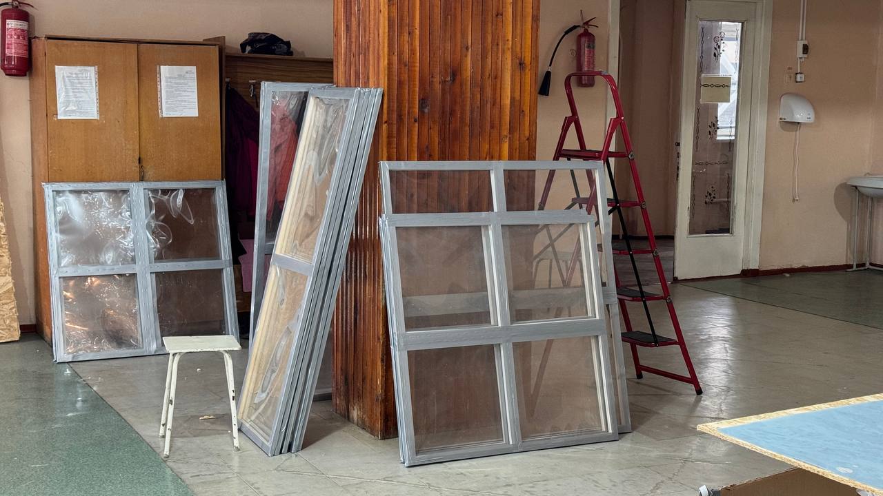 Поврежденную от обстрелов РФ гимназию восстанавливают волонтеры в Запорожье. Читайте на UKR.NET